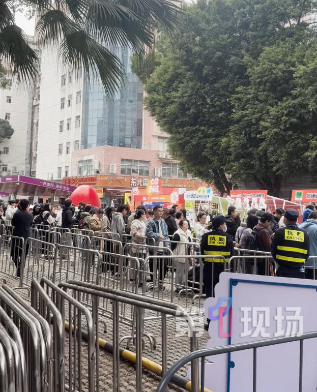 “鸡排哥”现身深圳！现场人气爆棚，再现名场面_腾讯新闻