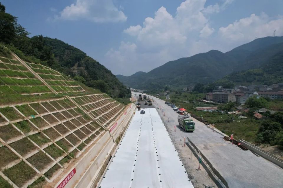 事关高速三门联络线！水稳底基层试验段铺筑圆满成功_腾讯新闻