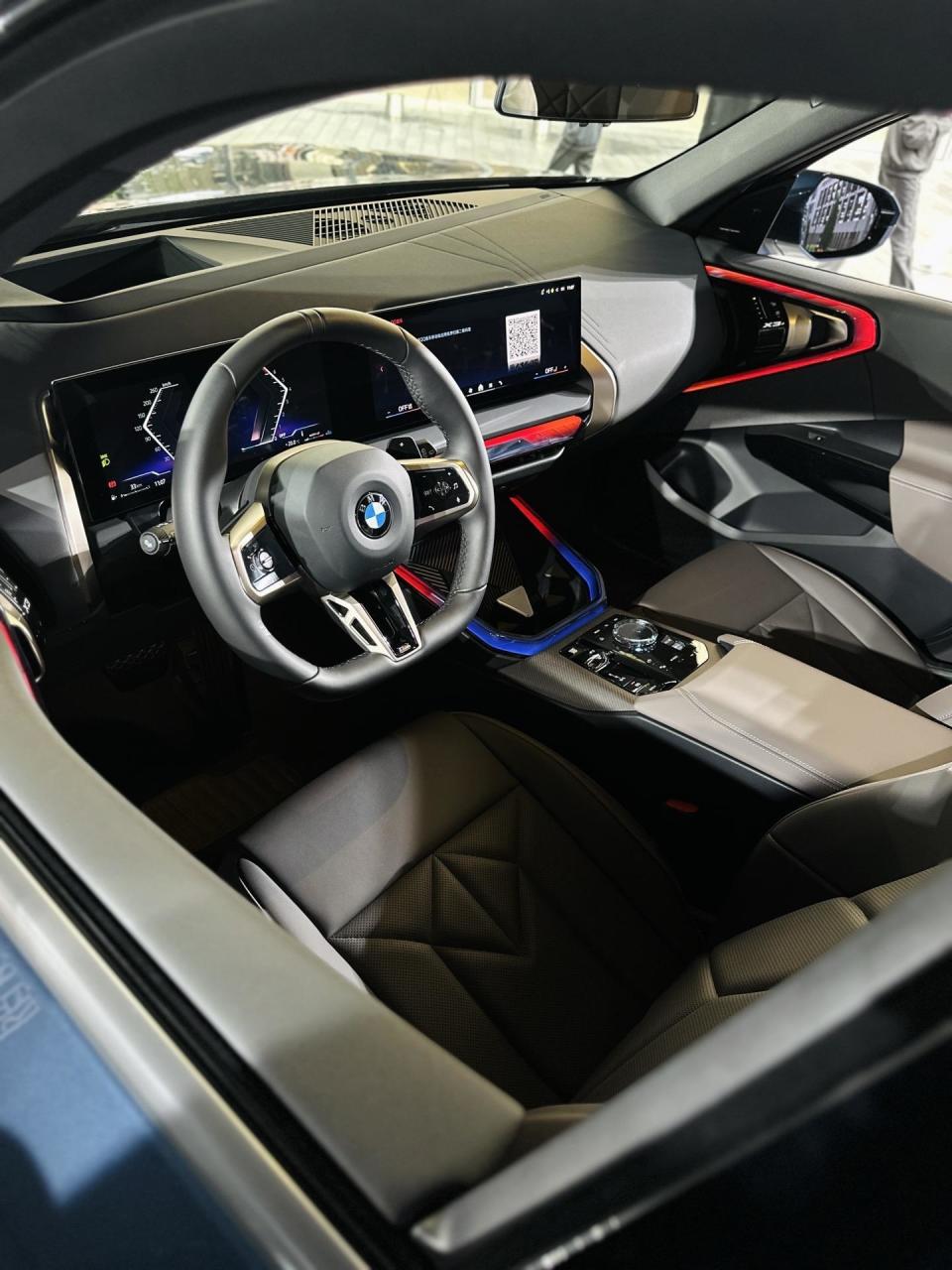 全新宝马X3L实车到店，长近4米9+全景星轨天幕，配双联屏+258马力_腾讯新闻