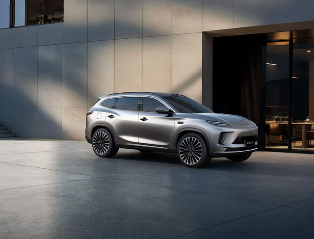 星纪元ET5即将上市，猎鹰700版本有望降1.5万_腾讯新闻