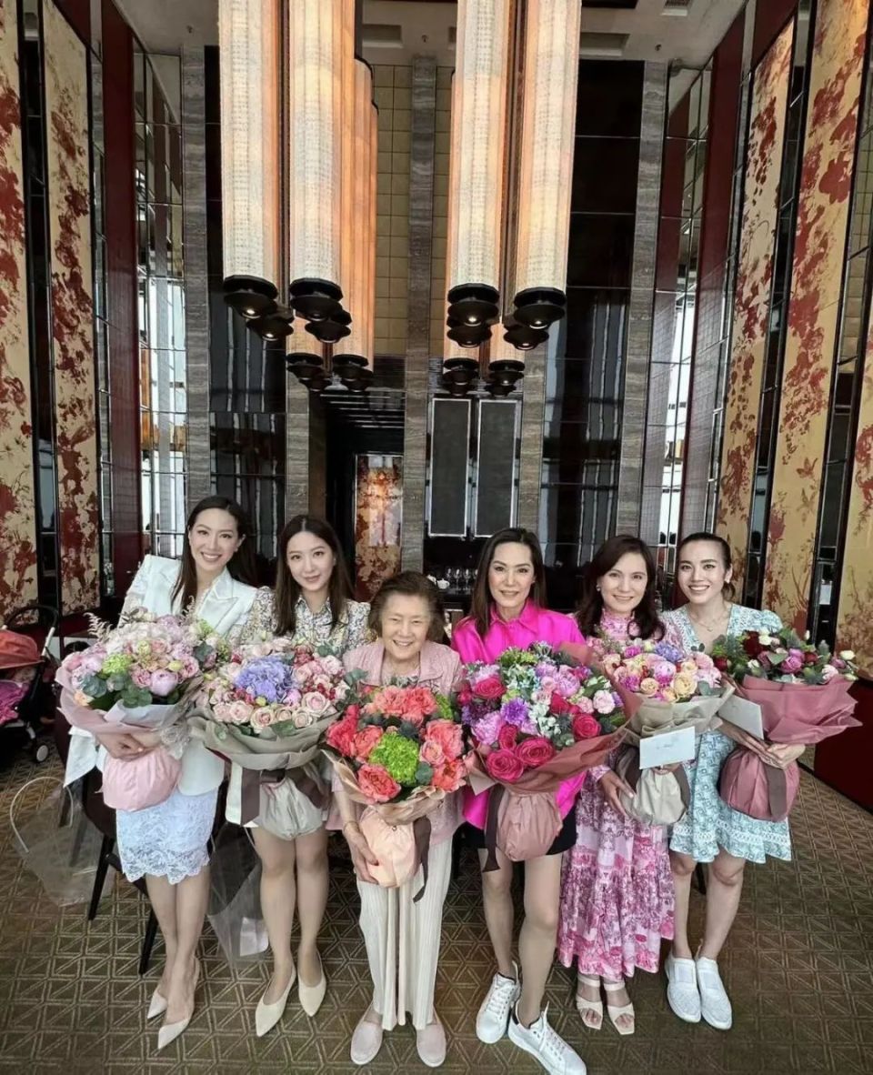 甄子丹汪诗诗补办婚礼，妹妹带富豪老公出席，汪氏姐妹为啥是港圈最好命名媛？_腾讯新闻