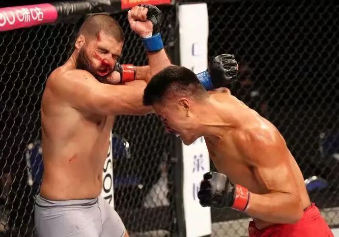 回顾｜散打出身的UFC大级别冠军！横空出世，名扬天下_腾讯新闻