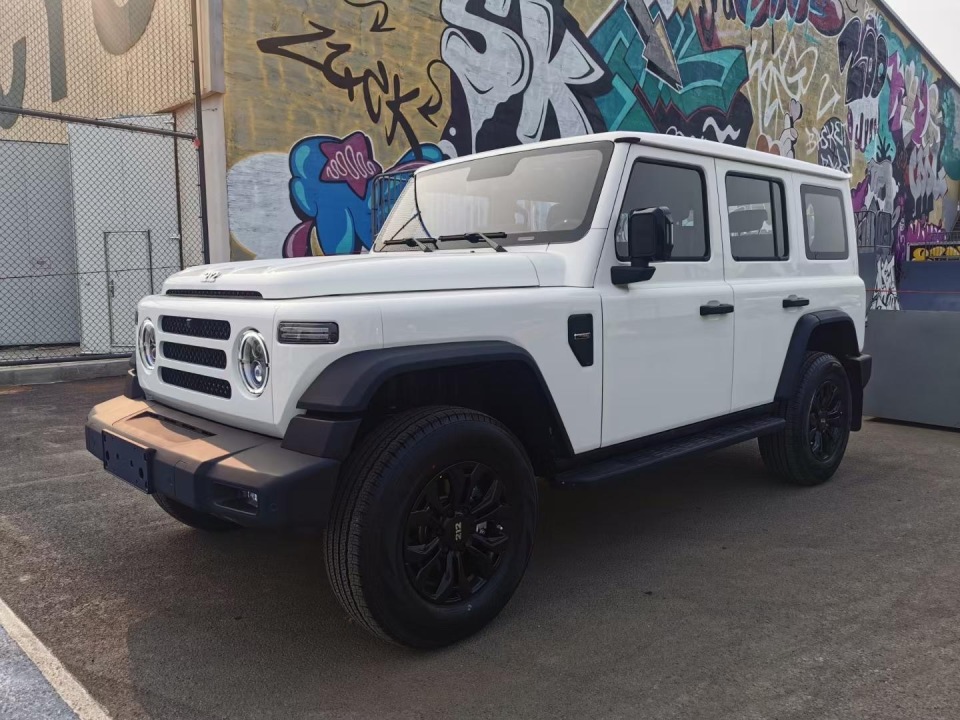 全新212实车到店，长超4米7配2.0T+8AT，搭分时四驱+两把锁_腾讯新闻