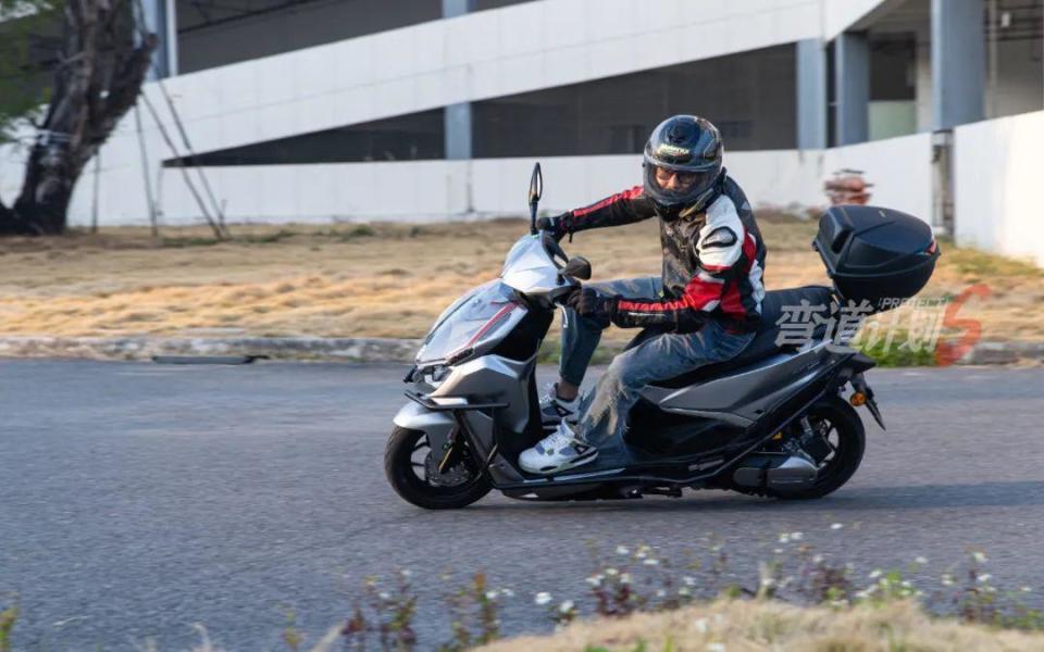 QJMOTOR鸿150RS试驾报告丨新行业标杆_腾讯新闻