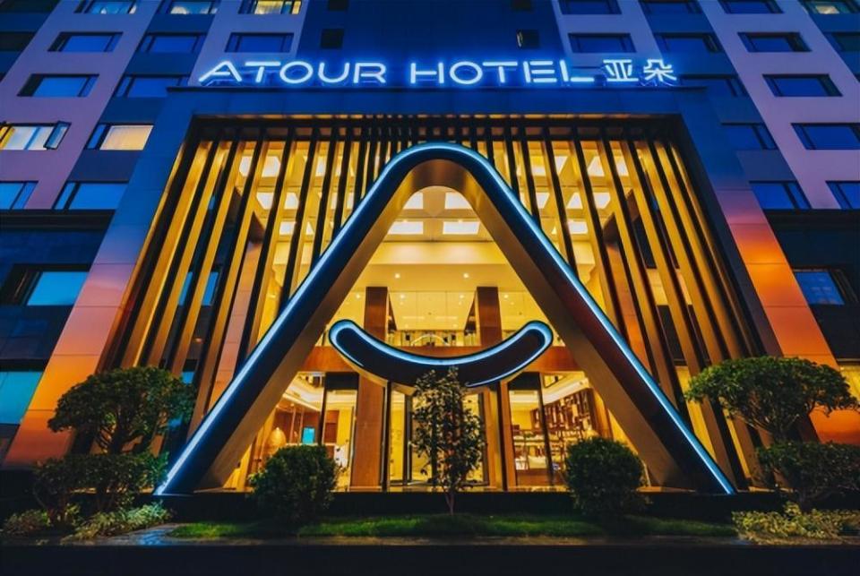 消灭钟点房，年赚21亿！最“正经”的酒店，凭什么搞定中年男人？_腾讯新闻