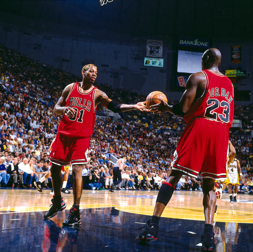 NBA人物志：罗德曼，篮板王的职业生涯高光时刻_腾讯新闻