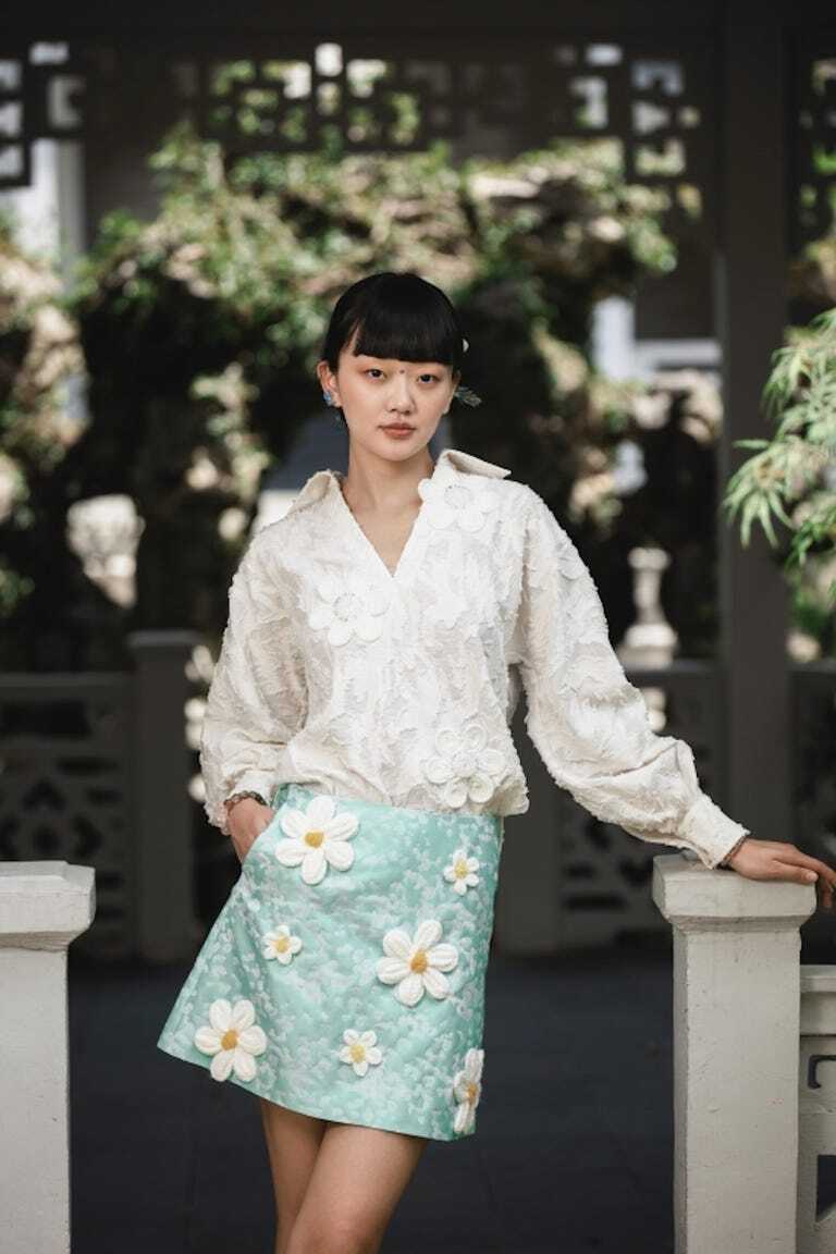 JICHENG吉承2025春夏“花舞”系列首秀，登陆百年秋水山庄_腾讯新闻