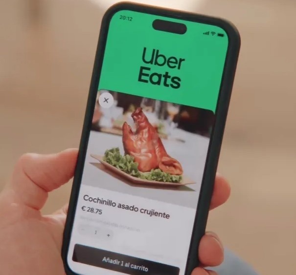 你是懂煽风点火的，菲戈出镜Uber Eats广告用猪头恶搞巴萨球迷_腾讯新闻