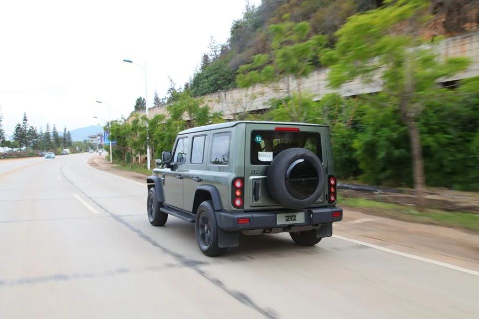 13.99万起步，中国越野车鼻祖！212 T01到底是辆什么车？_腾讯新闻