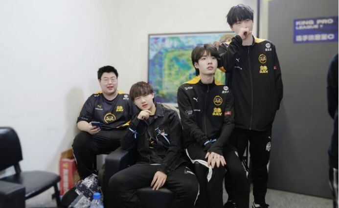 狼队VS杭州LGD，BP成为最大槽点，老林开始搞事情？