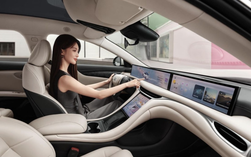 车展直击｜智己L6搭载“智能生态驾舱系统”IMOS 3.0_腾讯新闻