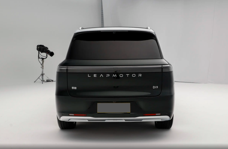 配80.3度大电池！零跑D19亮相，定位六座大型SUV，纯电增程都有_腾讯新闻