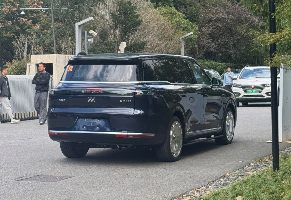 智己LS9现身街头，凯雷德既视感+530马力，配双腔空悬+四轮转向_腾讯新闻