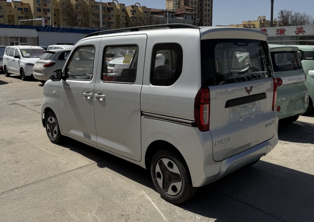 新款五菱之光EV实车到店，续航305km，增LED大灯+倒车影像_腾讯新闻