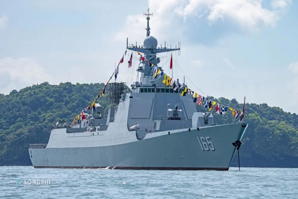 美加战舰穿台海，052D横切宙斯盾舰，民进党数典忘祖：解放军挑衅_腾讯新闻