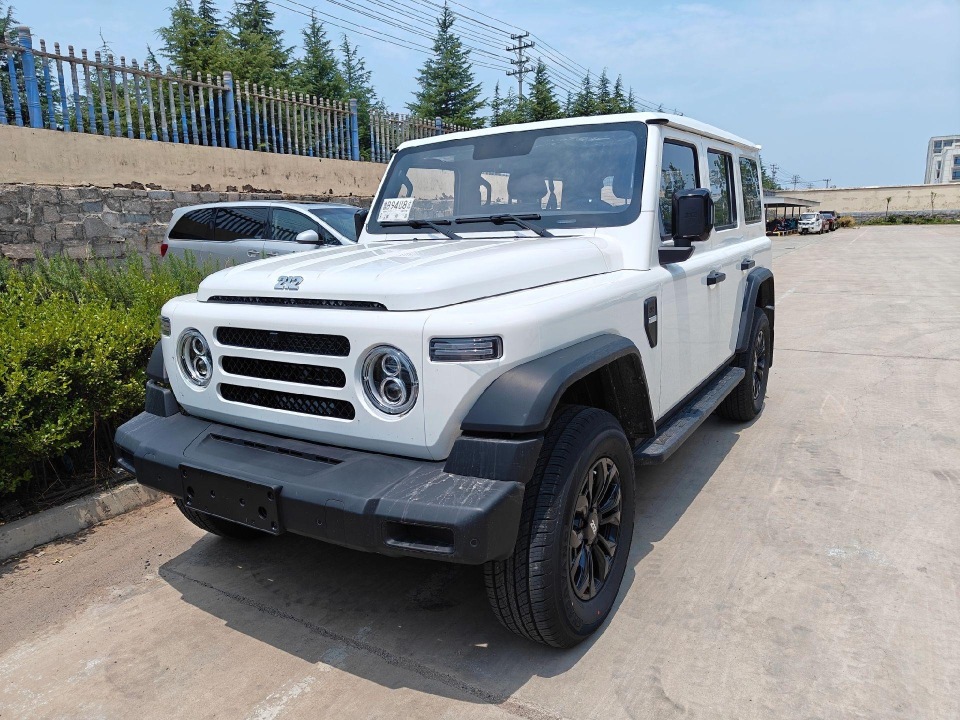 全新212实车到店，长超4米7配2.0T+8AT，搭分时四驱+两把锁_腾讯新闻