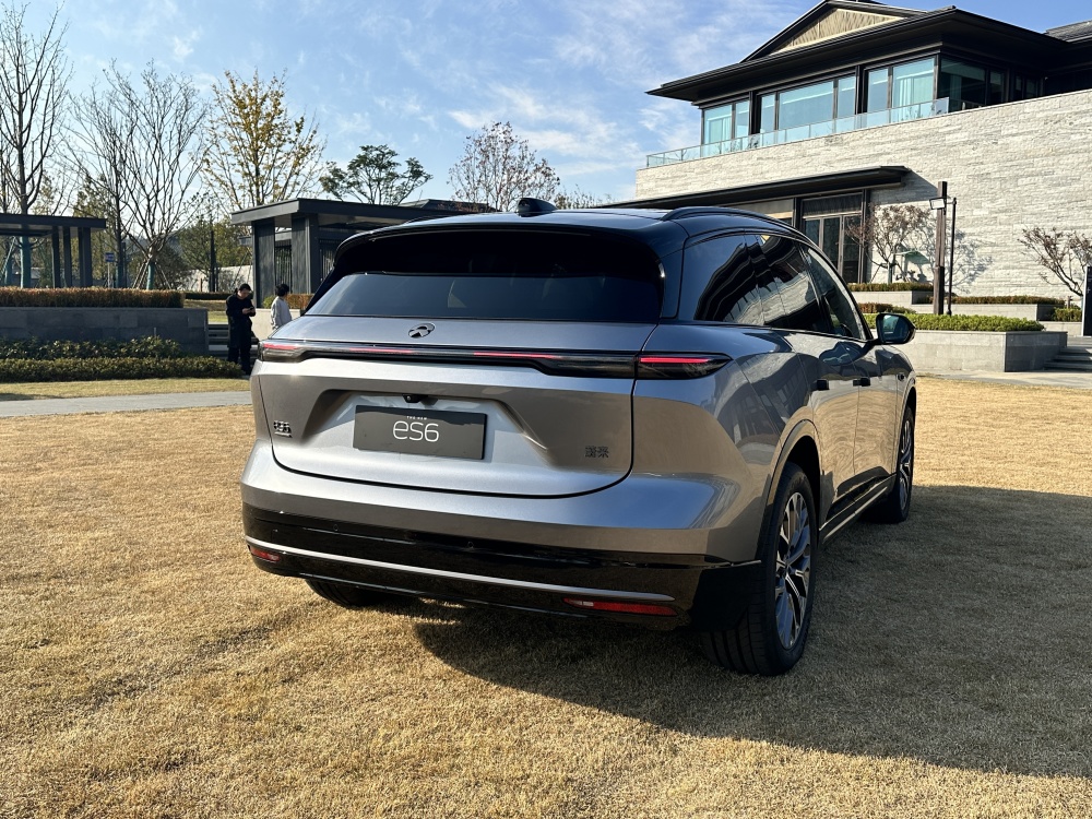 重新定义30万级纯电天花板？ 静态体验蔚来ES6 30万台纪念版_腾讯新闻