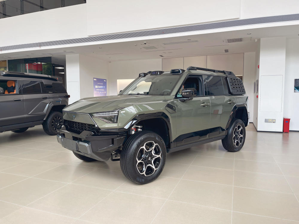 猛士M817到店实拍，车长5米1+华为乾崑，双电机551马力+空气悬架_腾讯新闻