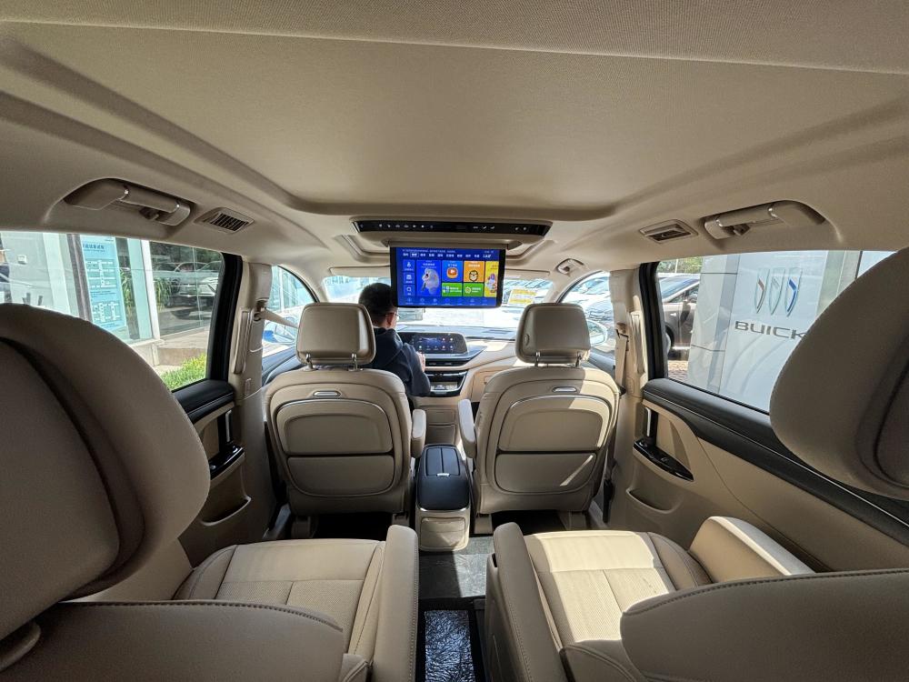 别克GL8陆尚到店实拍，大过比亚迪夏，配397马力+续航1420km_腾讯新闻