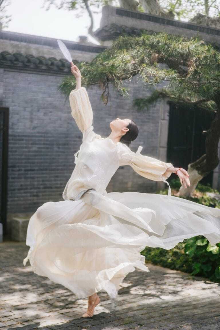 JICHENG吉承2025春夏“花舞”系列首秀，登陆百年秋水山庄_腾讯新闻