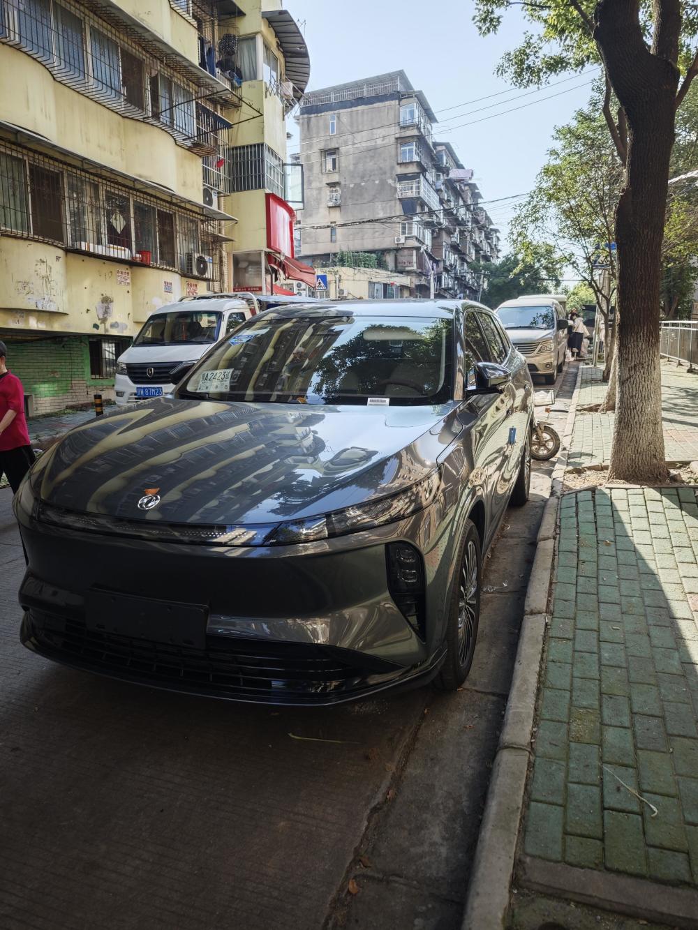 东风风神L8实车现身，大过零跑C10，配1.5T插混+3C超充_腾讯新闻