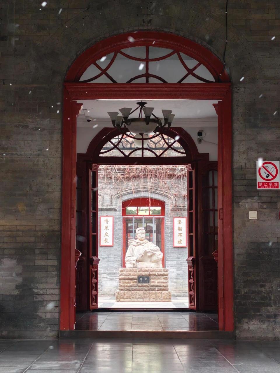 视频丨北京多区雪花飘飘 出行需防范道路结冰 注意防寒保暖_腾讯新闻