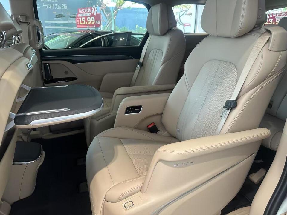 别克GL8陆尚到店实拍，大过比亚迪夏，配397马力+续航1420km_腾讯新闻