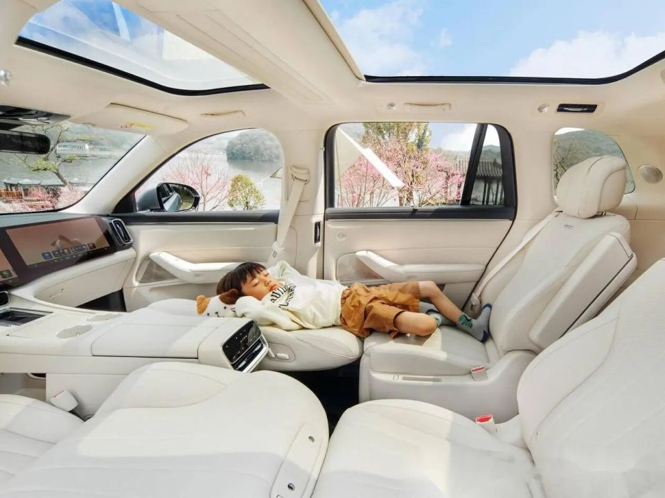 次旗舰SUV混战：腾势N8L/理想i8/蔚来ES8/问界M8，该如何选？_腾讯新闻