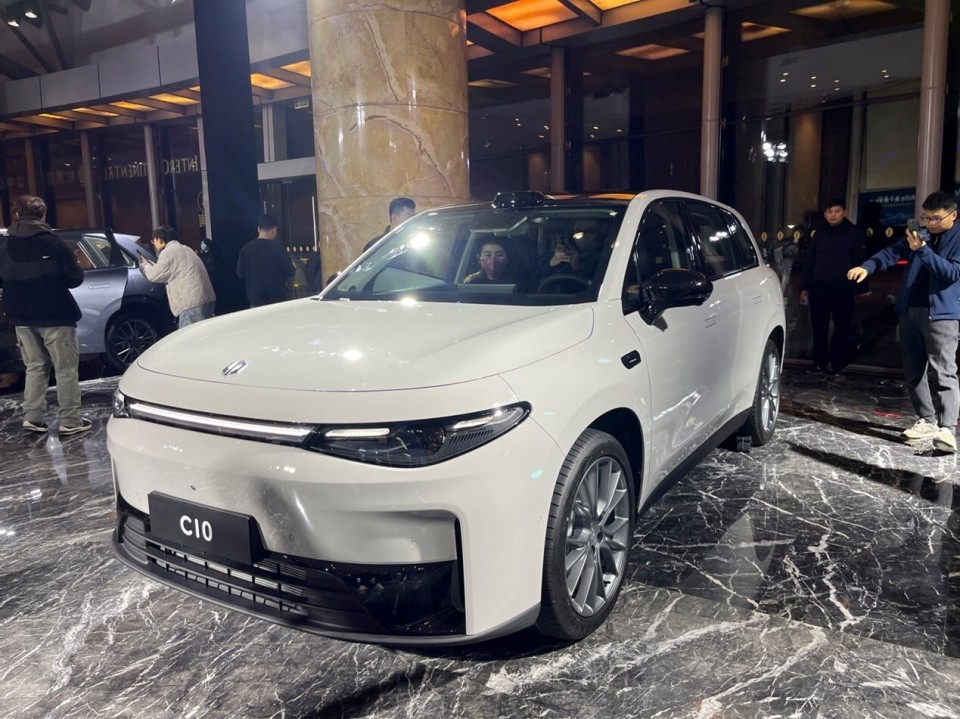 LEAP3.0+高通8295芯片，零跑推新全球化车型C10，闷声发大财？_腾讯新闻