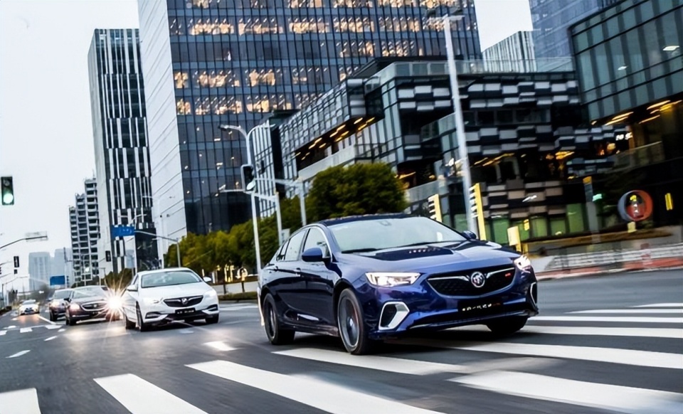 君威GS曾经为何停产、现在又为何要复产，哪个版本实力最强？_腾讯新闻