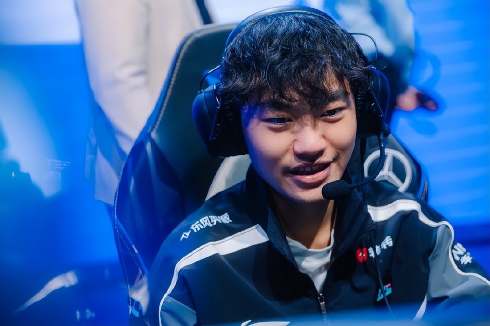 S15：LPL头号种子BLG的自我救赎，卫冕冠军T1的生死考验！_腾讯新闻