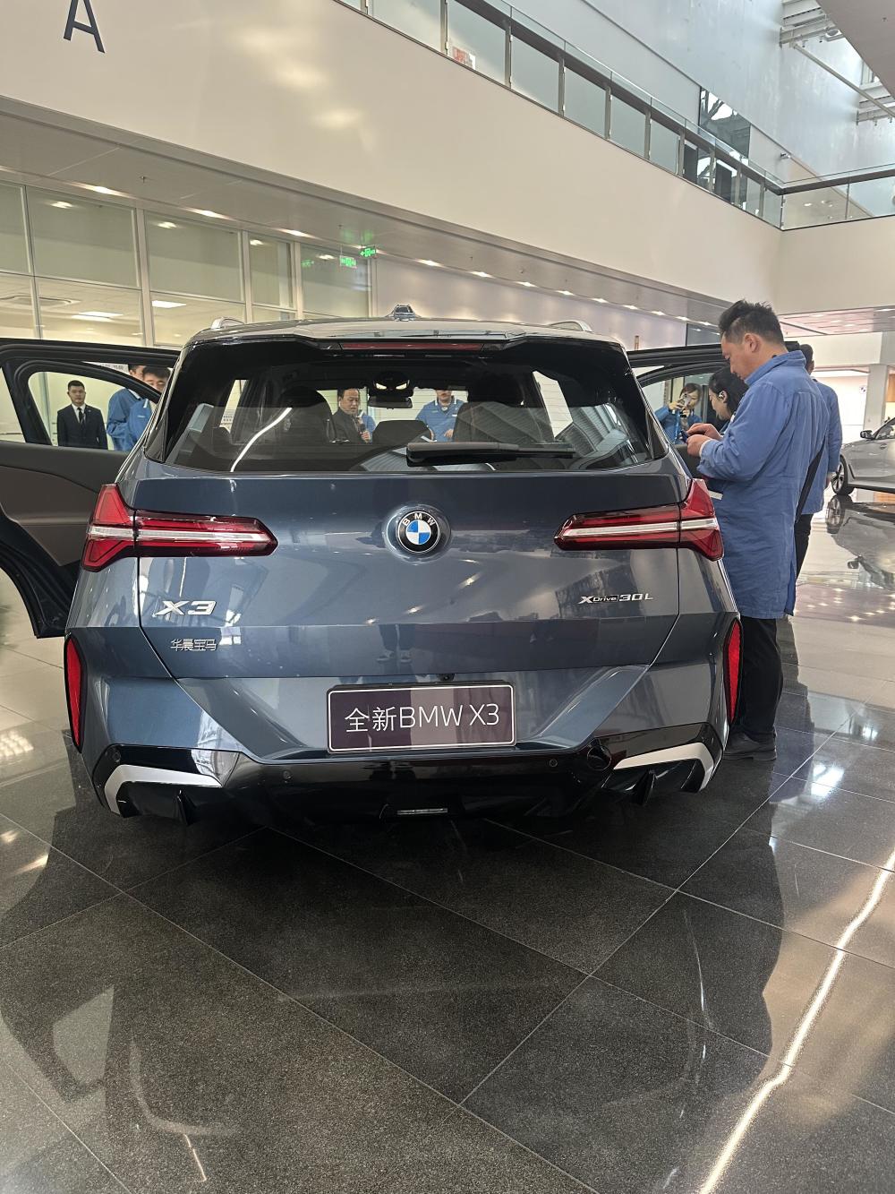 全新宝马X3L实车到店，长近4米9+全景星轨天幕，配双联屏+258马力_腾讯新闻