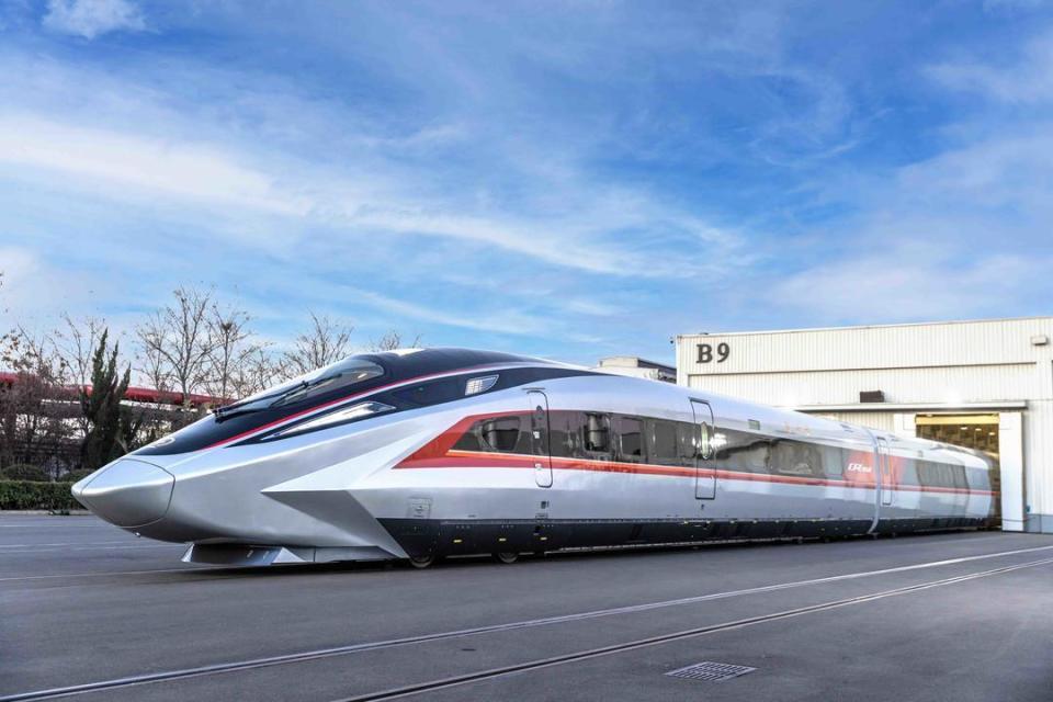 中车四方制造！时速400公里CR450AF动车组样车亮相_腾讯新闻