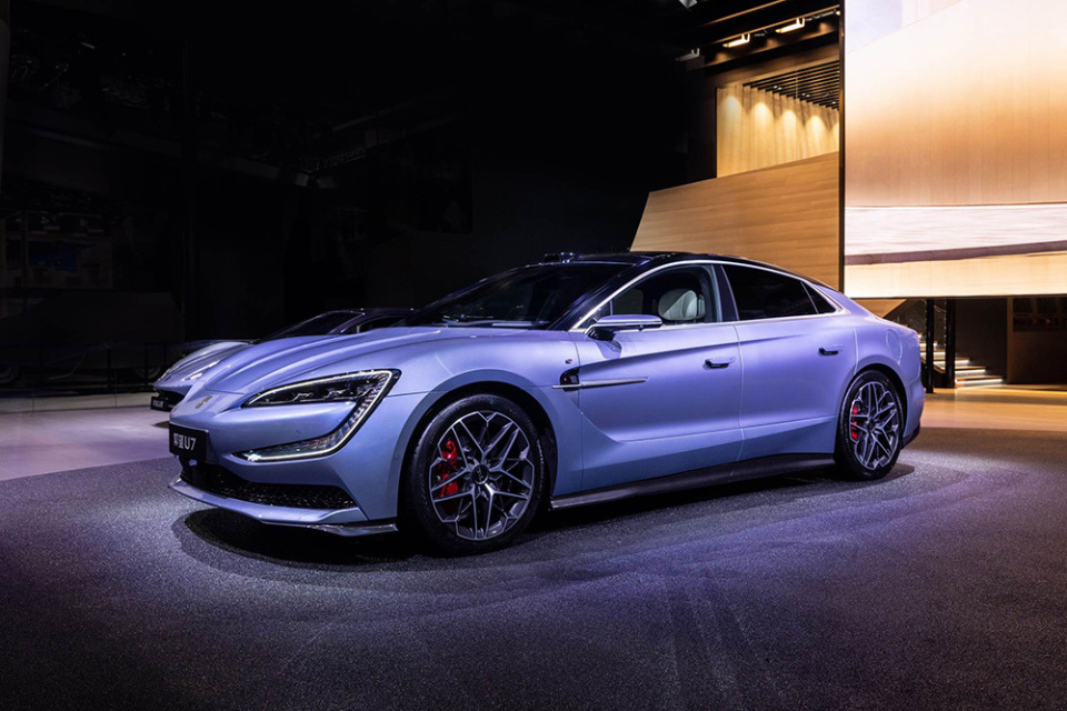 浑身黑科技的全新旗舰车型 仰望U7 EV、PHEV双车首发_腾讯新闻