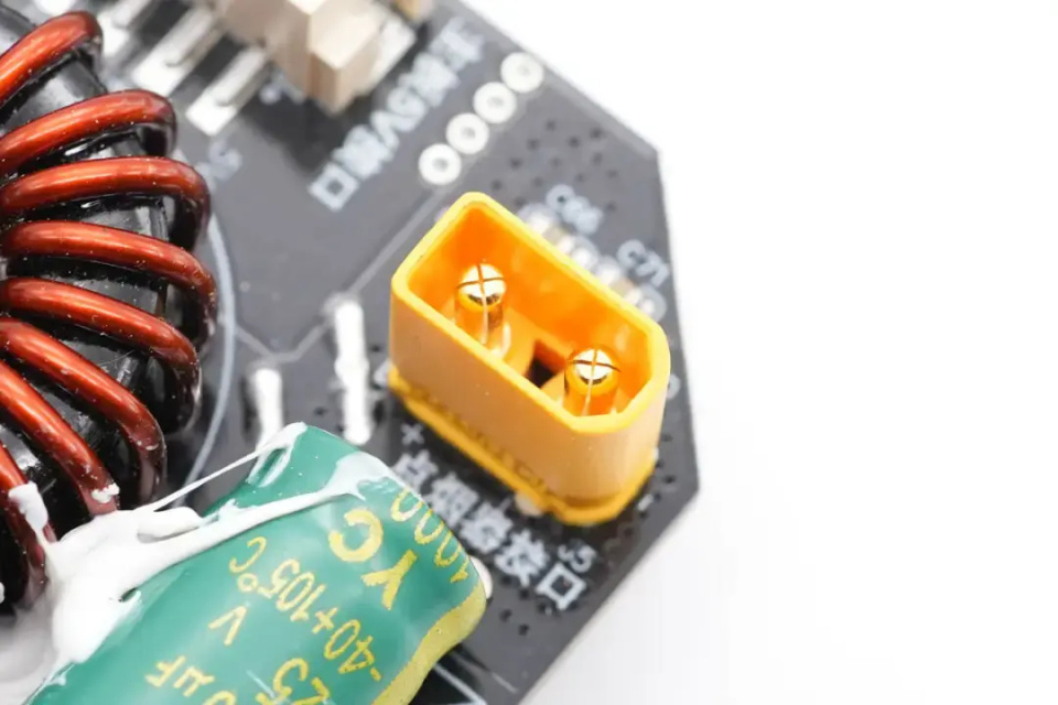 更适合大电流场景应用，这些户外电源均内置XT30、XT60连接器_腾讯新闻