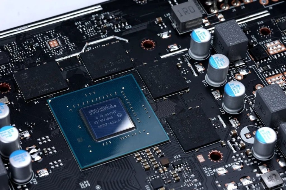 英伟达 RTX 4060 显卡拆解：AD107 GPU 芯片仅显存颗粒大小_腾讯新闻