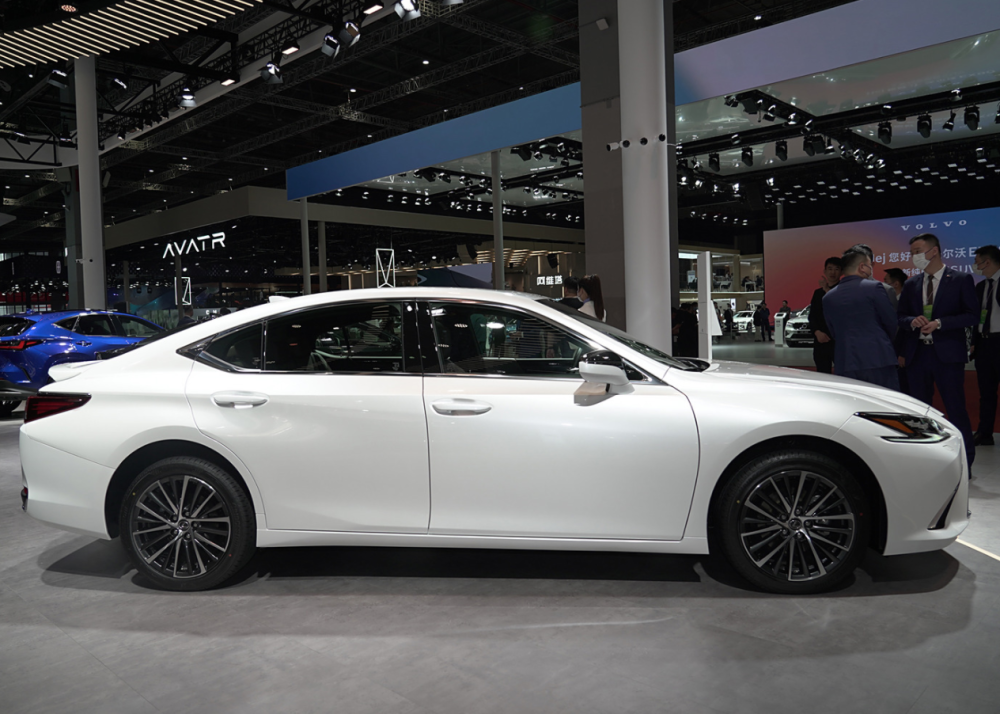 雷克萨斯ES200臻享版，动力不强，尺寸不大，29.99万算识时务？_腾讯新闻