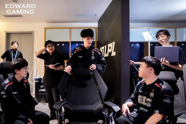 S赛最后一张门票！WBG对决EDG，Uzi和小虎的最后一舞？_腾讯新闻