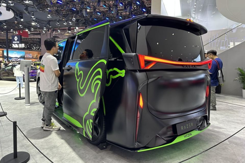 2023上海车展丨与雷蛇合力打造“移动电竞堡垒” 合创V09 Razer亮相_腾讯新闻