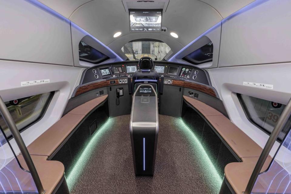 中车四方制造！时速400公里CR450AF动车组样车亮相_腾讯新闻