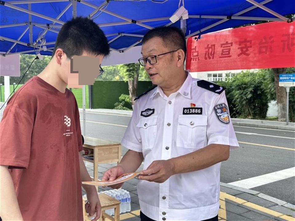 “两身制服、一生奉献”，开学了，民警徐成文站了最后一班岗_腾讯新闻