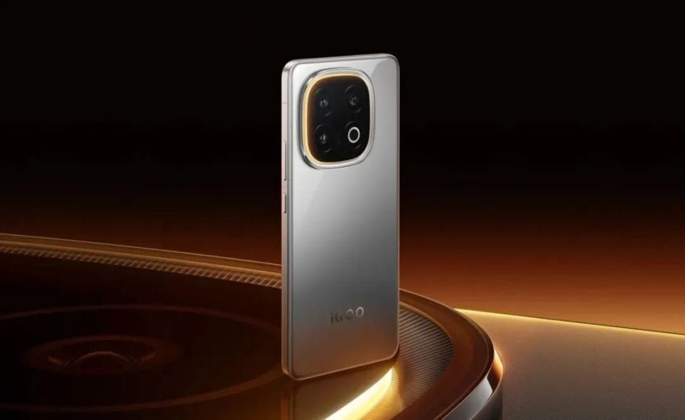 【新机】2K屏+潜望，iQOO15曝光_腾讯新闻