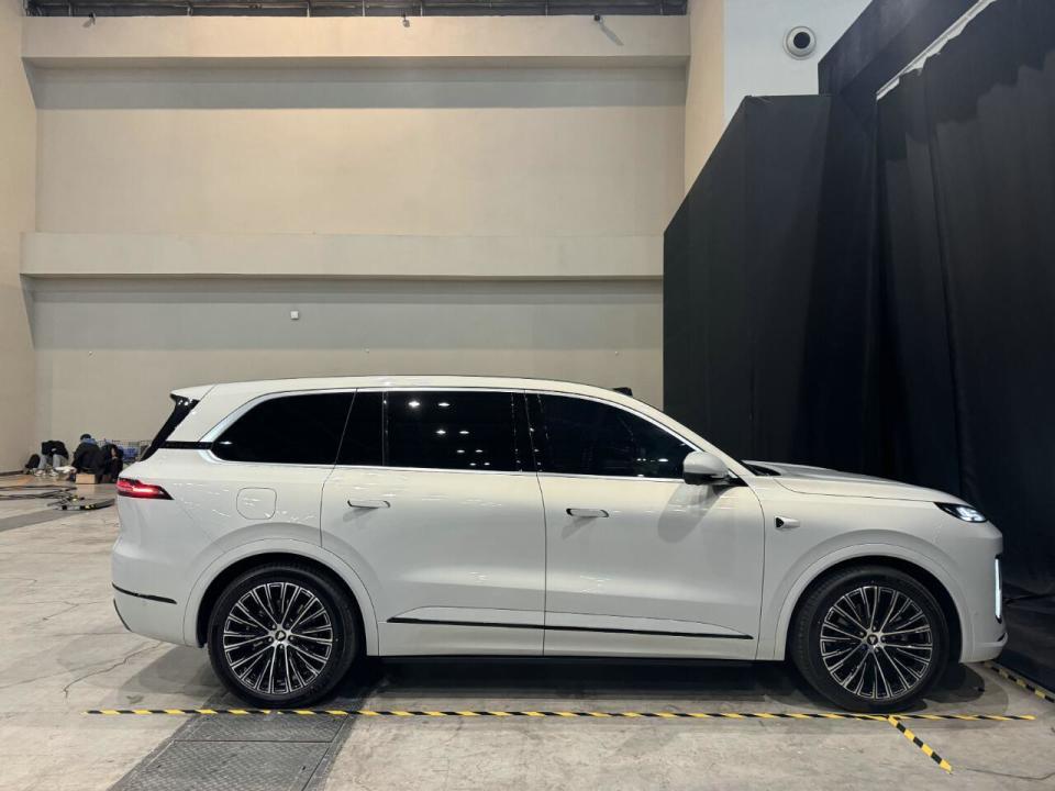 深蓝S09实车现身，长超5米2+492马力，配华为乾崑智驾+鸿蒙座舱_腾讯新闻