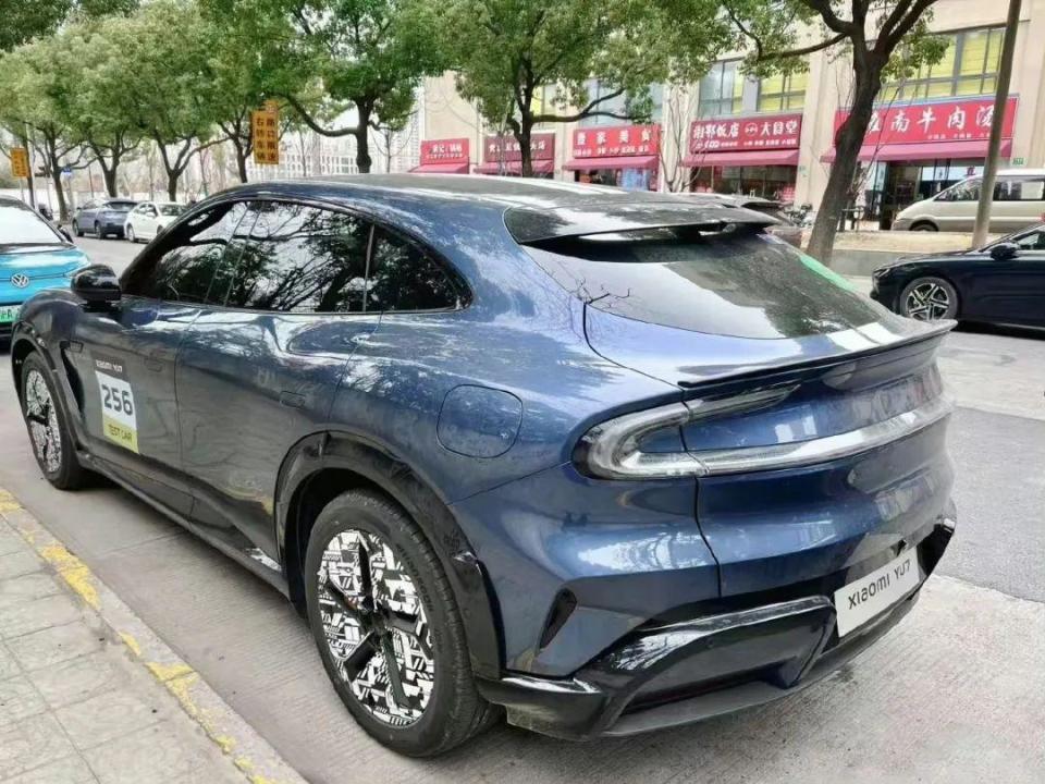 小米YU7实车特写照片曝光_腾讯新闻