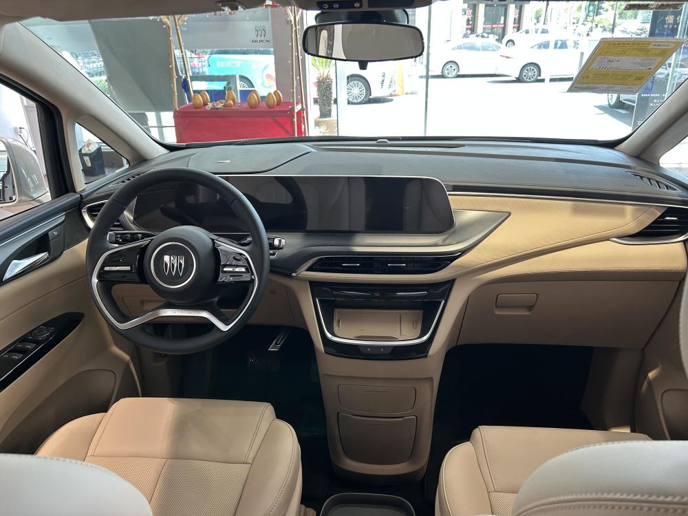 别克GL8陆尚到店实拍，大过比亚迪夏，配397马力+续航1420km_腾讯新闻