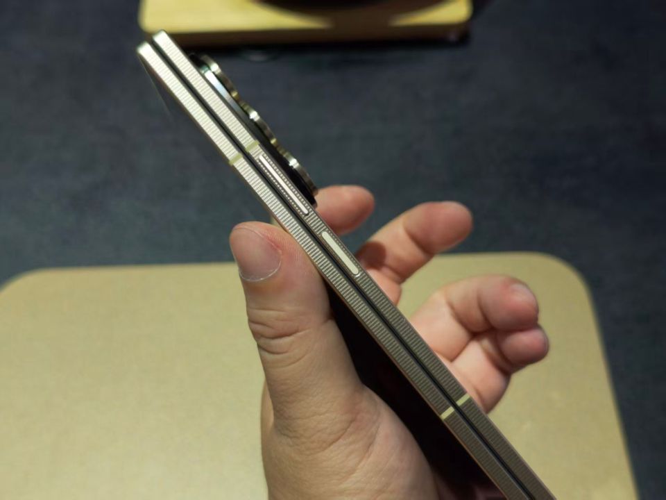 18 载 “心系天下” 再进阶，三星W26上手：轻薄、优雅、智能_腾讯新闻