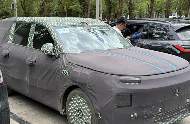 零跑全新D系列SUV谍照曝光：尺寸超蔚来ES6，乐道L90迎来劲敌_腾讯新闻