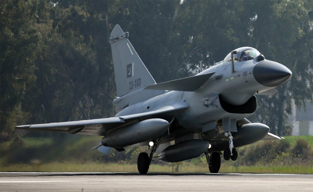 巴基斯坦公布歼10CE新涂装！抛弃空优迷彩，转为双色对地迷彩_腾讯新闻