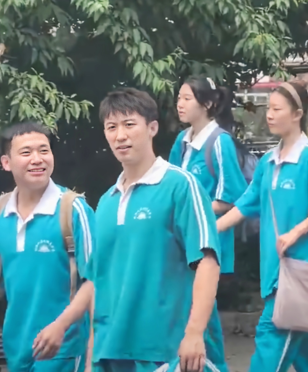 31岁黄景瑜扮嫩演初中生，身材壮硕有年龄感，网友质疑像学生家长腾讯新闻