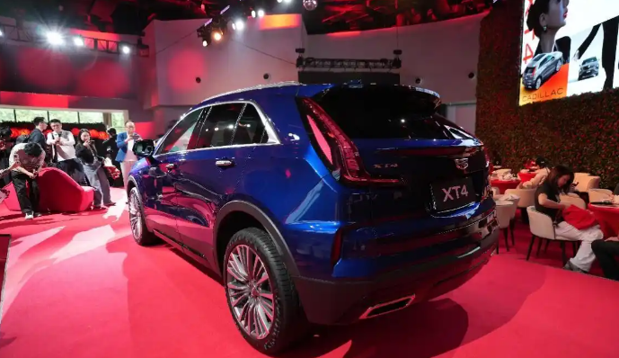 一口价15.99万起，2025款凯迪拉克XT4上市，能吸引哪些人？_腾讯新闻